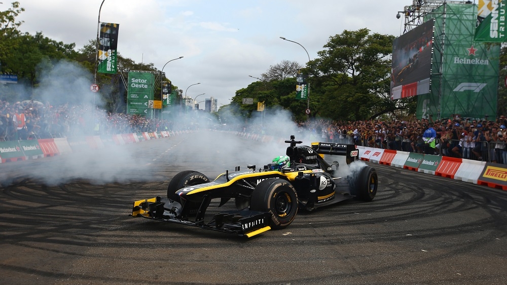 CAIO COLLET ACELERA RENAULT F1 PELAS RUAS DE SÃO PAULO