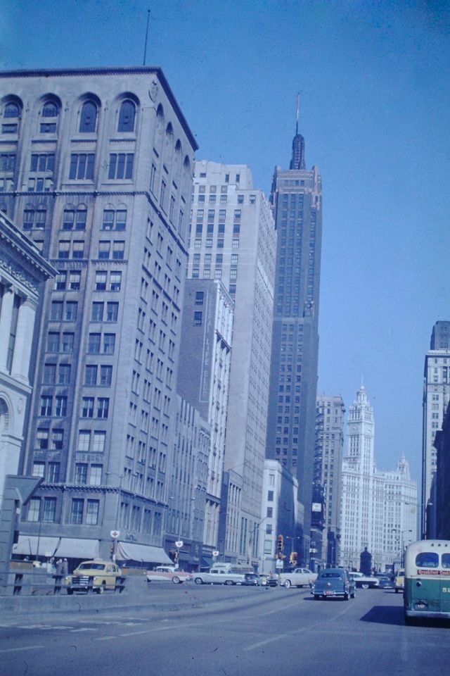 35 Amazing Photos Capture Street Scenes of Chicago in the 1950s ...