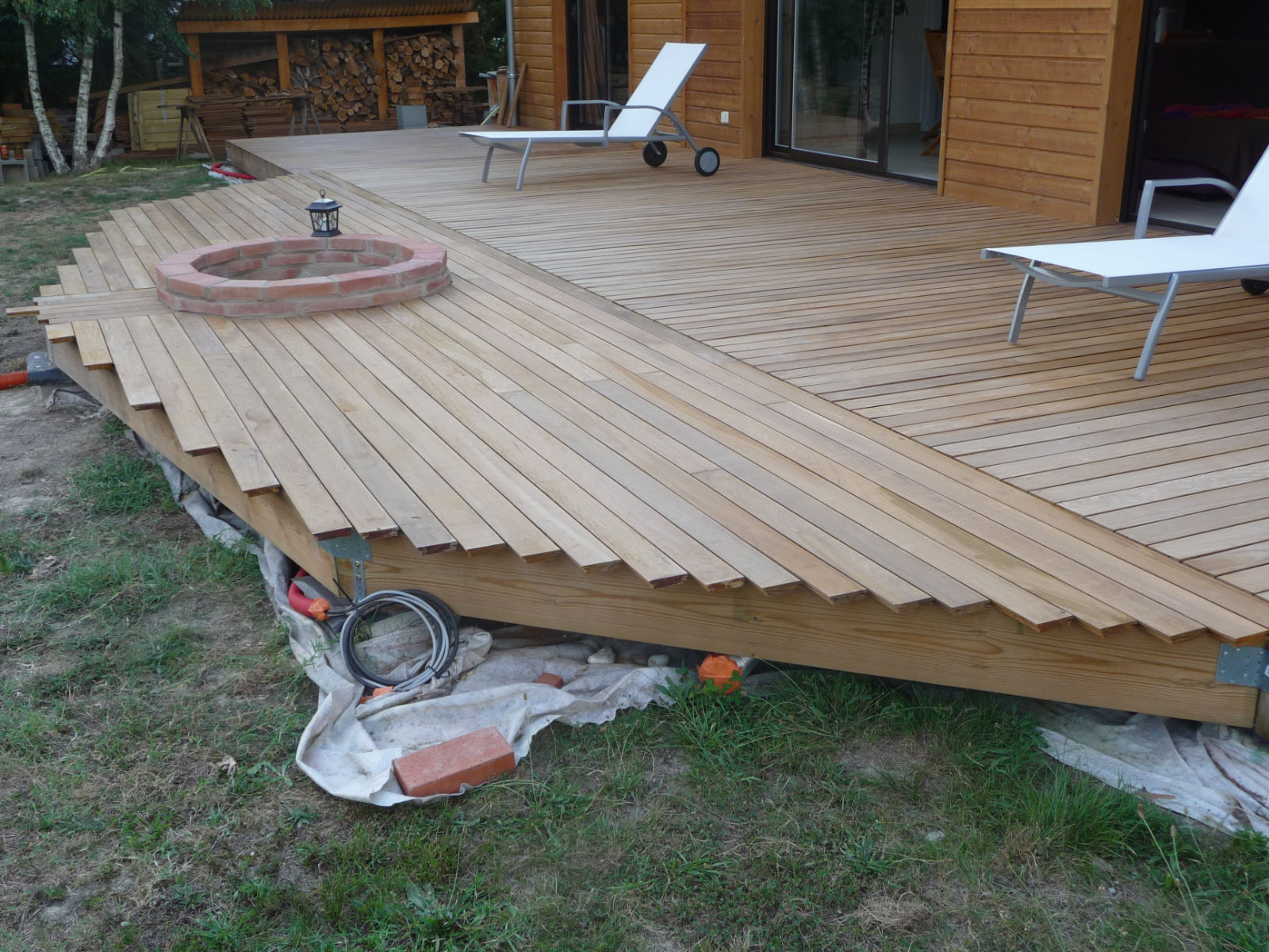 Construction d'une terrasse en bois: Pose des lames de bois