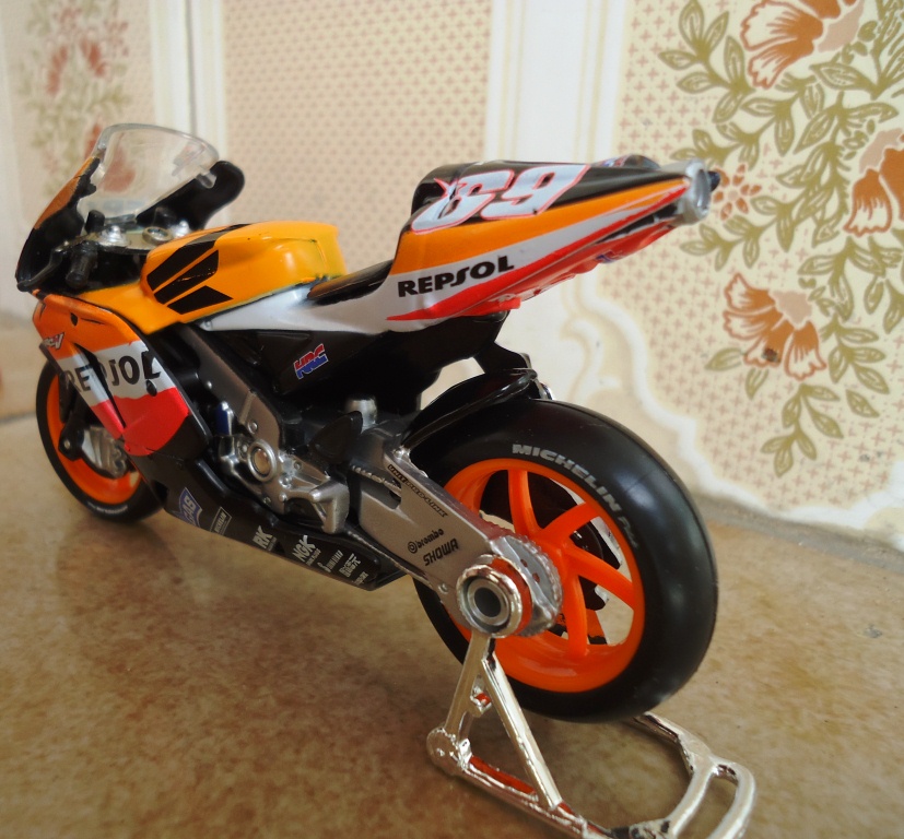 Garagem em miniatura!!: Honda Repsol RCV211!