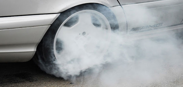 Lo que debes hacer si se revienta una llanta en medio del camino