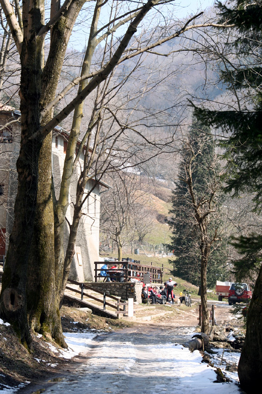 Hiking in Canzo (Como): Rifugio Terz'Alpe