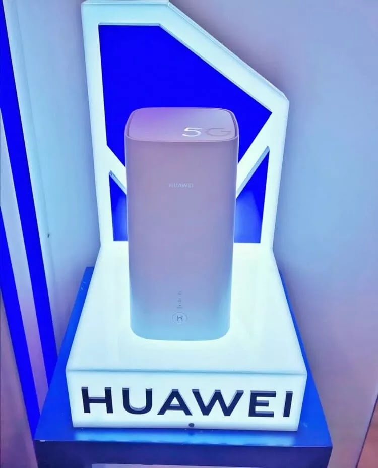 Huawei, Globe Launch 5G Glass Room in Bonifacio High Street Amphitheater
