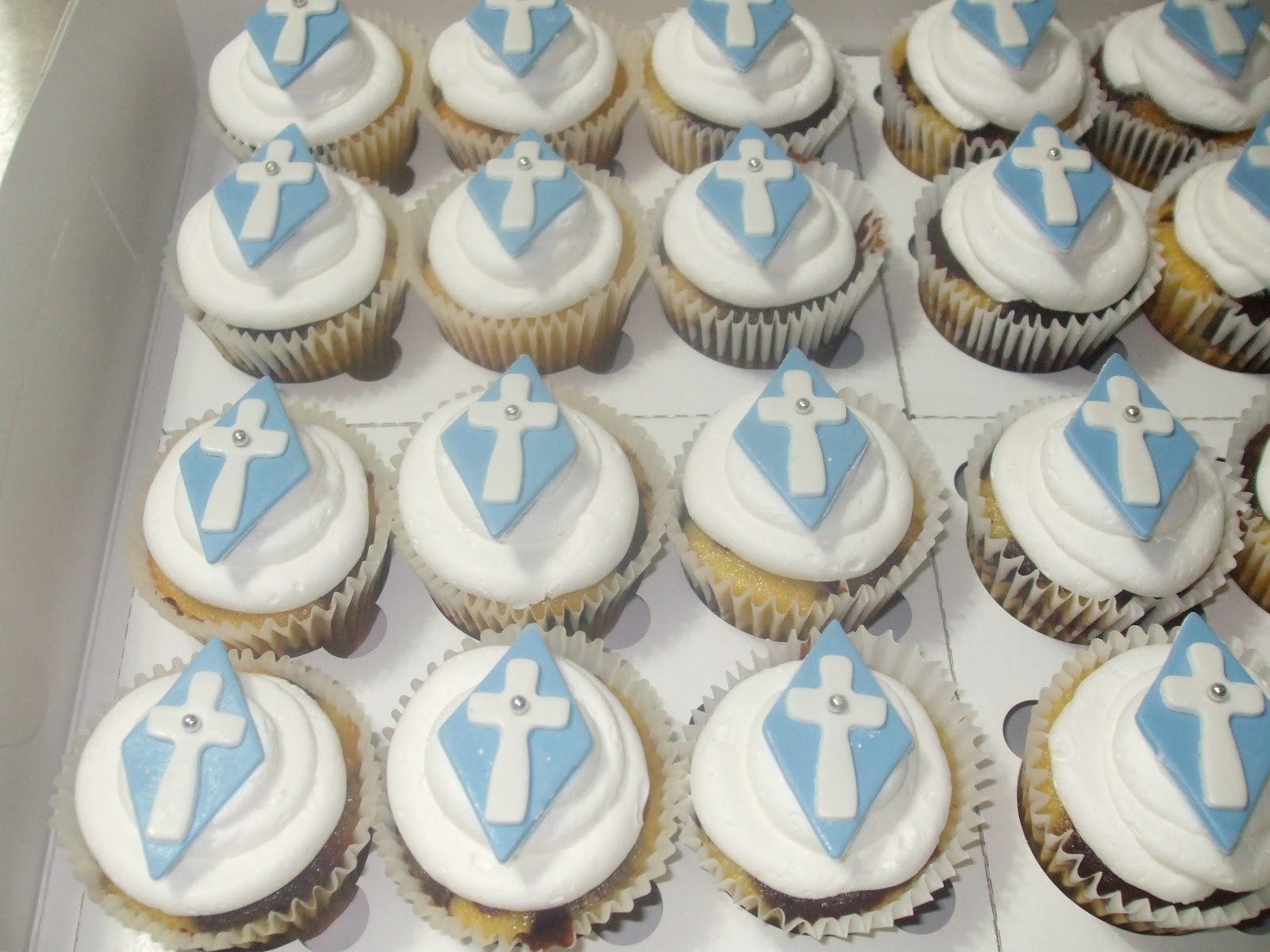 Cakes by Paula: Boy Confirmation Cross and matching cupcakes