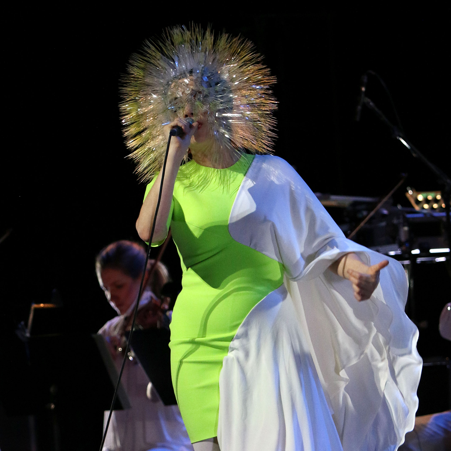 A inspiração de Björk para "Atom Dance"