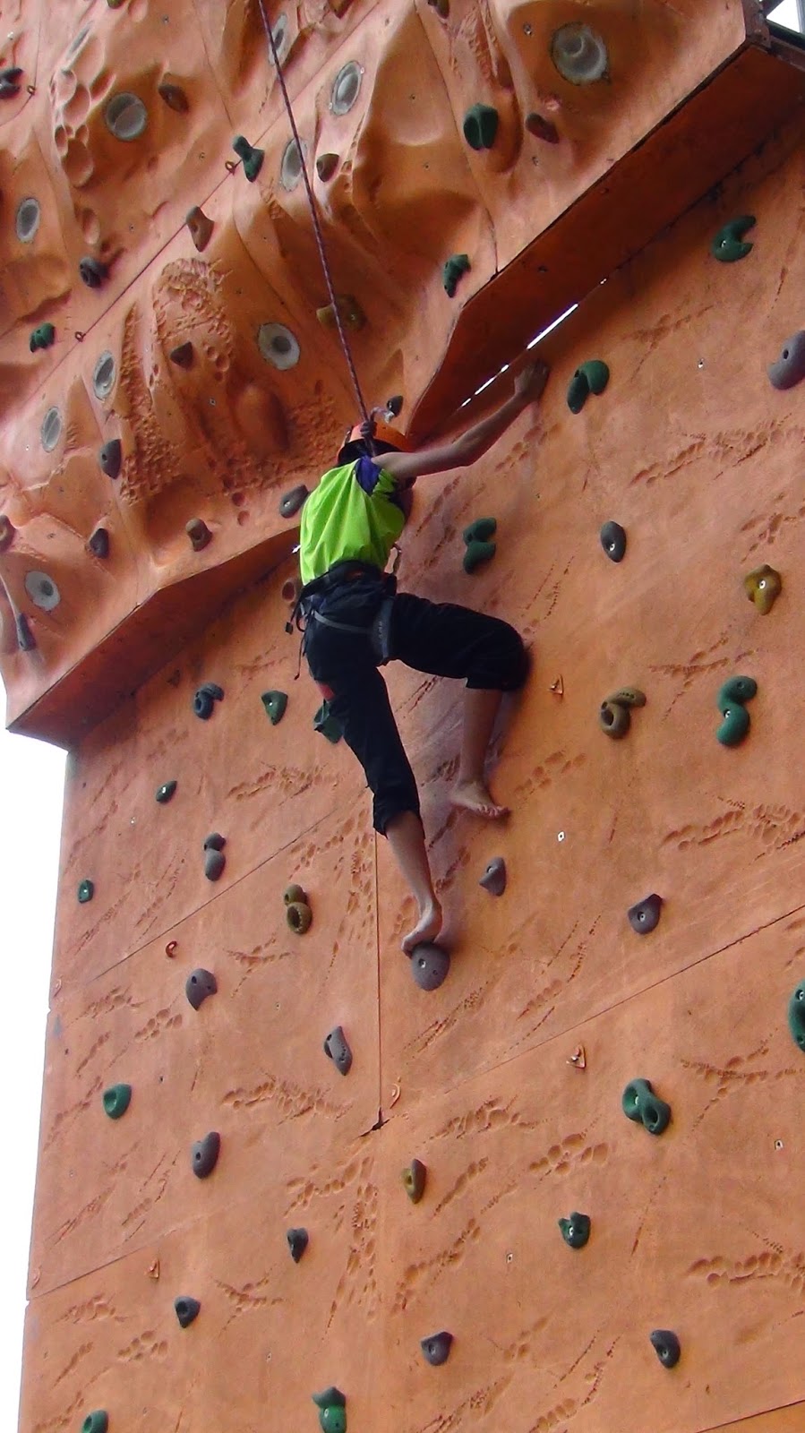 WALL CLIMBING (tembok tiruan)