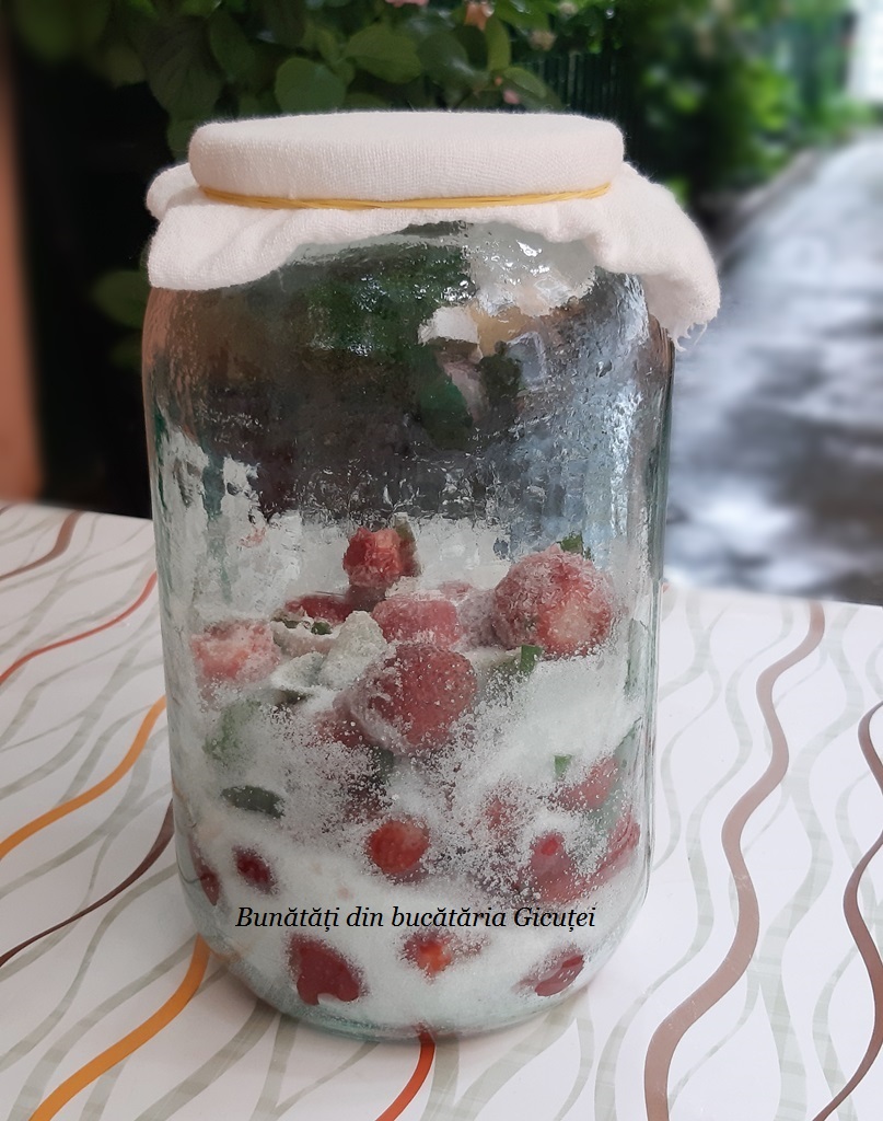 Lichior de capsuni- capsunata - Bunătăți din bucătăria Gicuței