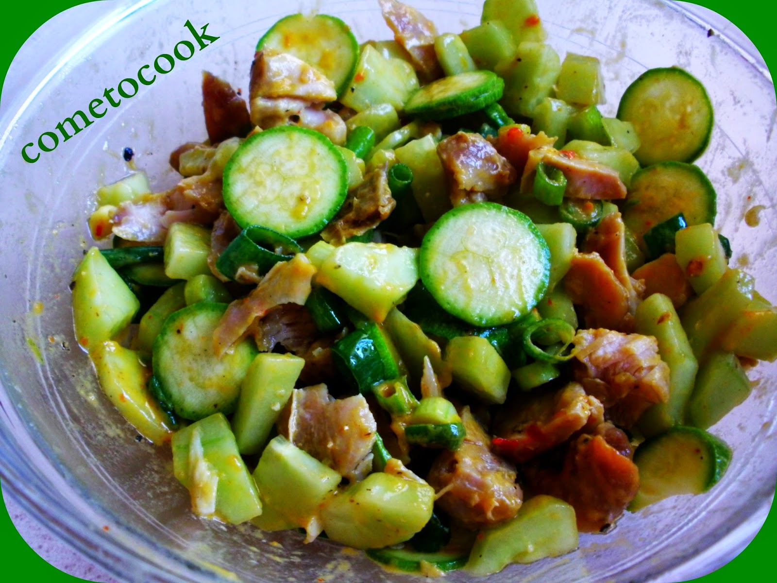Come to cook: Πικάντικη σαλάτα κοτόπουλο με αγγούρι και κολοκυθάκι