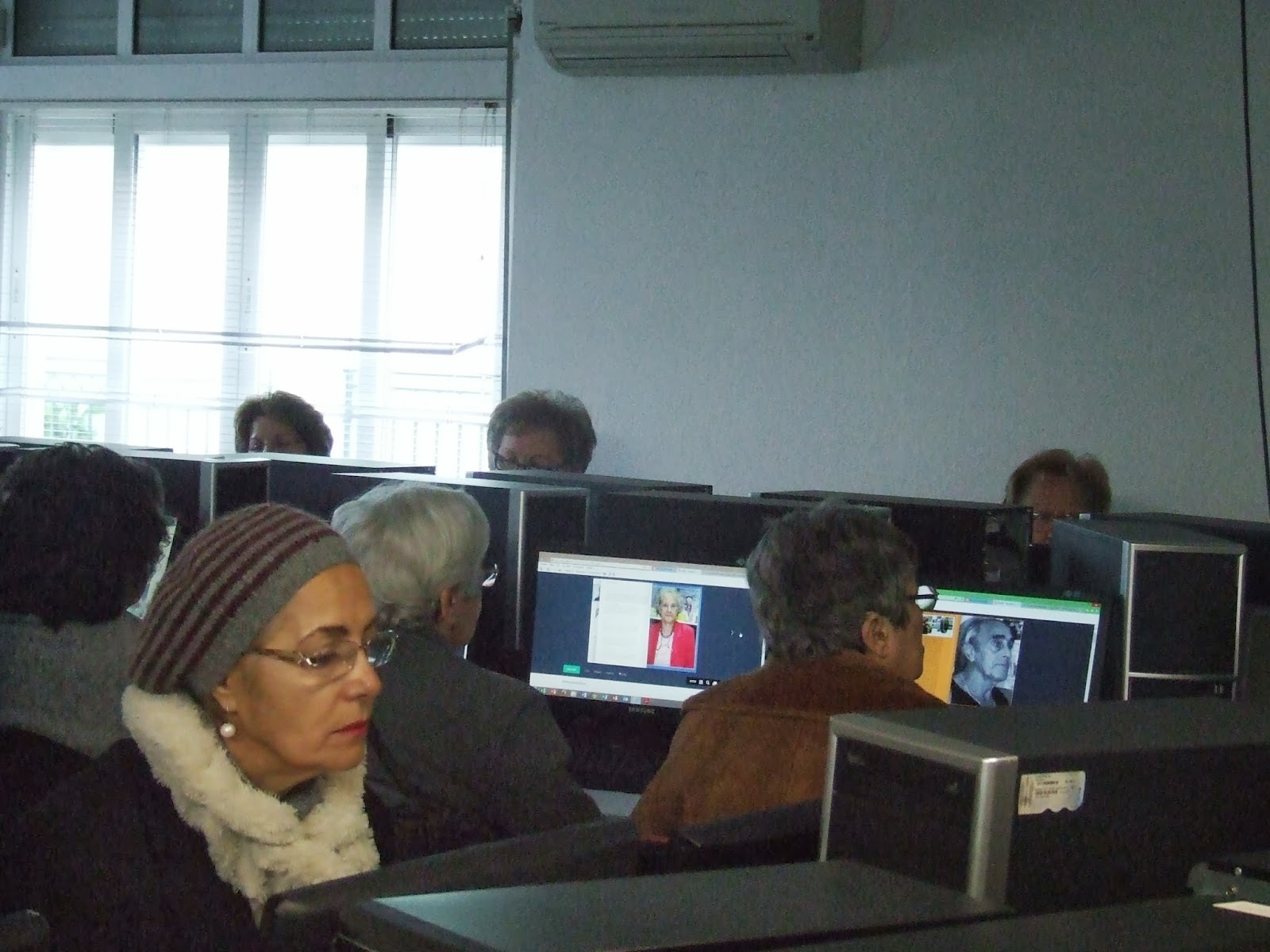 Aula de informática para seniores - REVISTA REVIVER