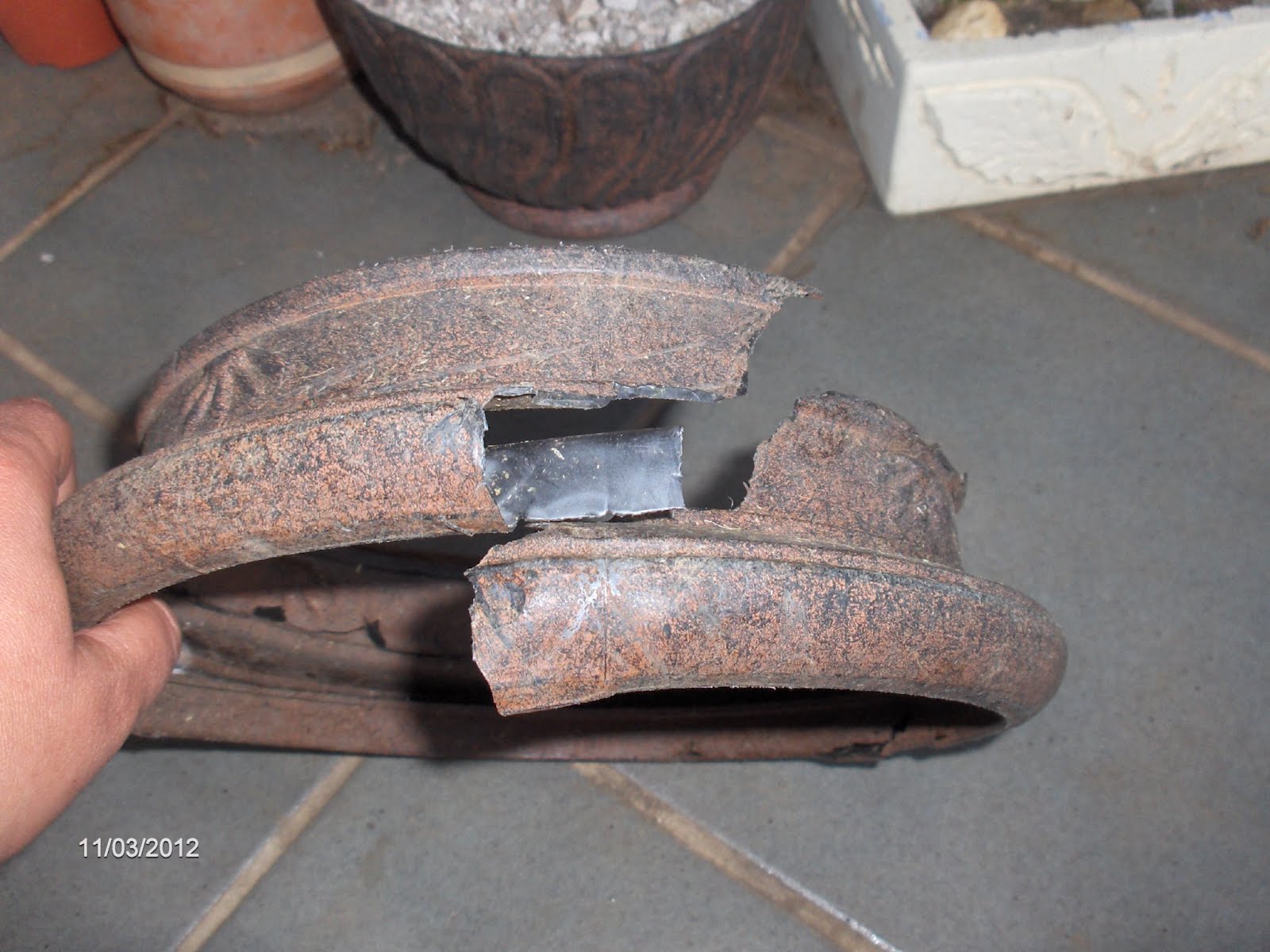 Aprendiz: reutilizar maceta de plástico rota