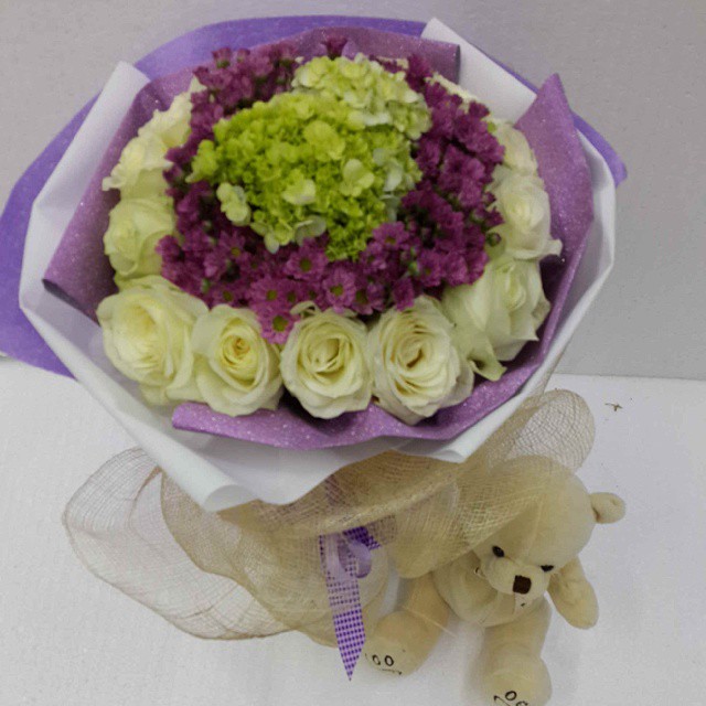 Bunga Valentine Mawar Putih Hand Bouquet Boneka | Toko Bunga Online ...