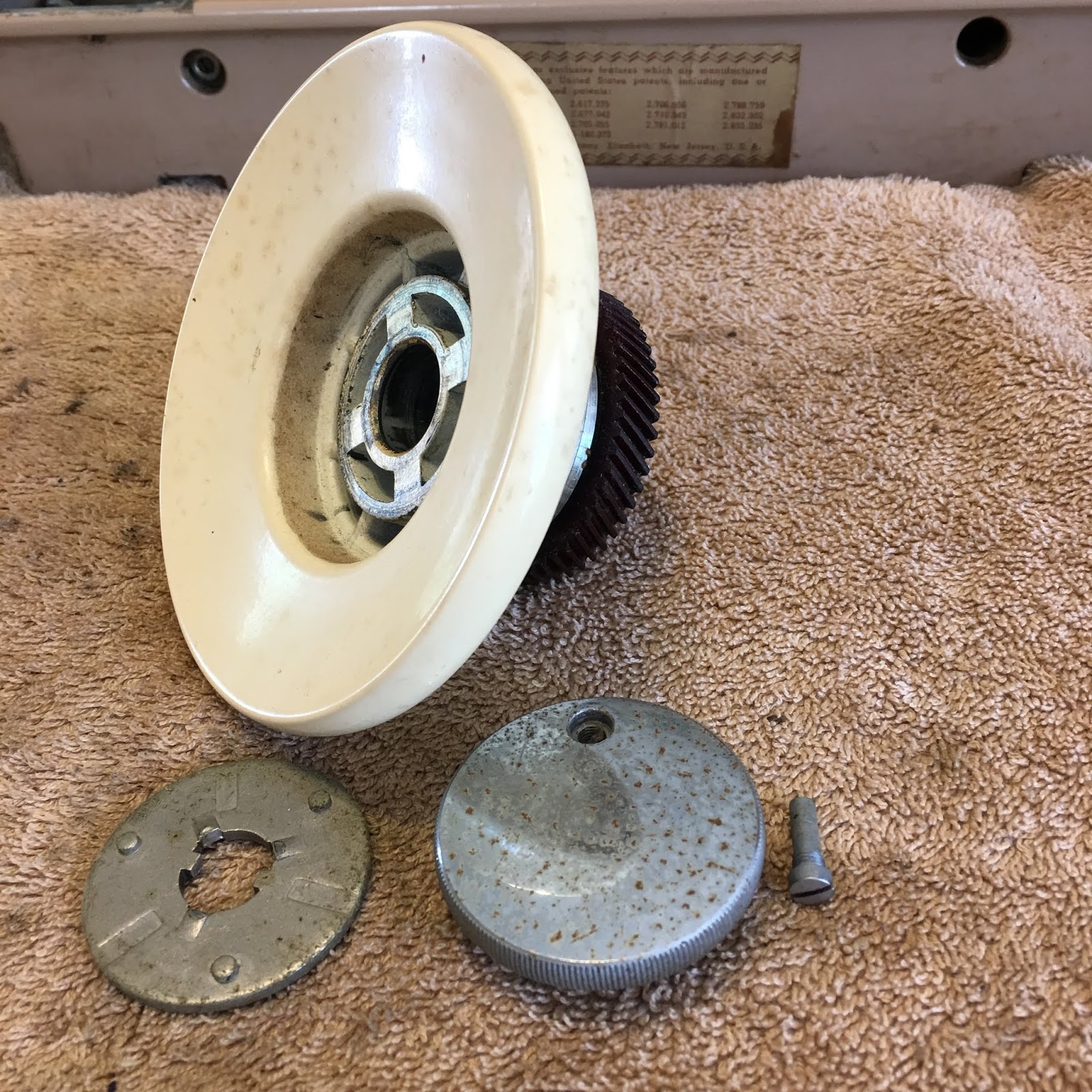 It's Daffycat: A Singer Model 404 Sewing Machine