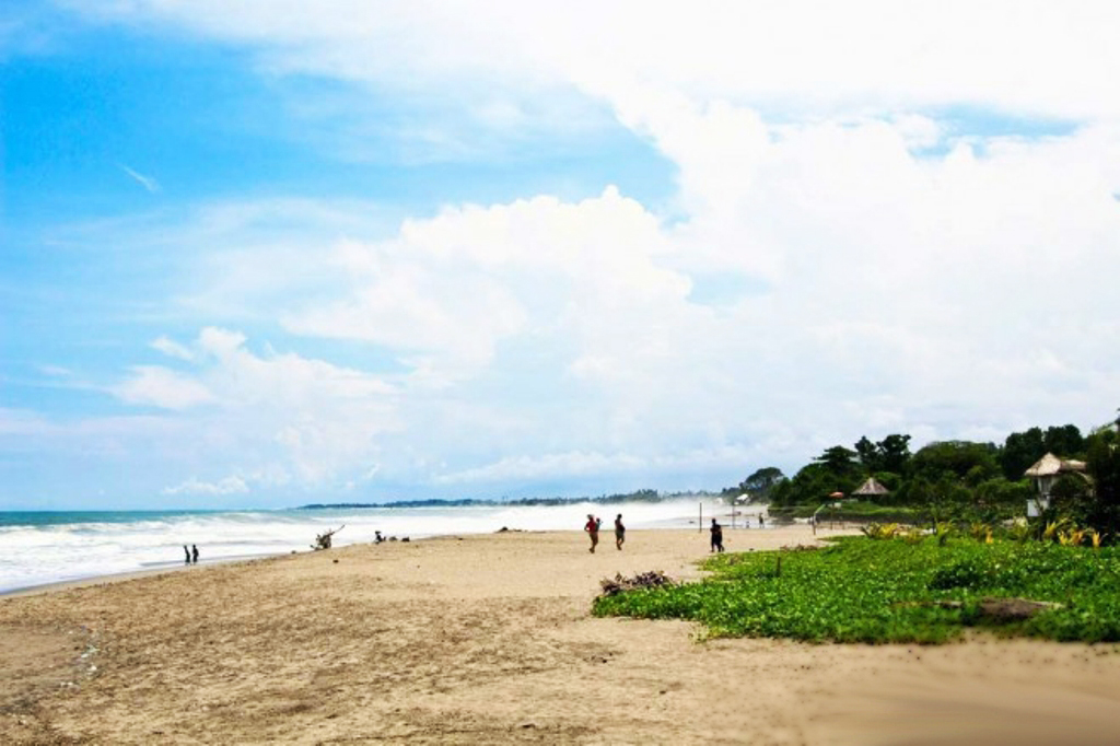 PETITENGET BEACH, EXOTIC VIEW OF A BEACHFRONT TEMPLE IN SEMINYAK