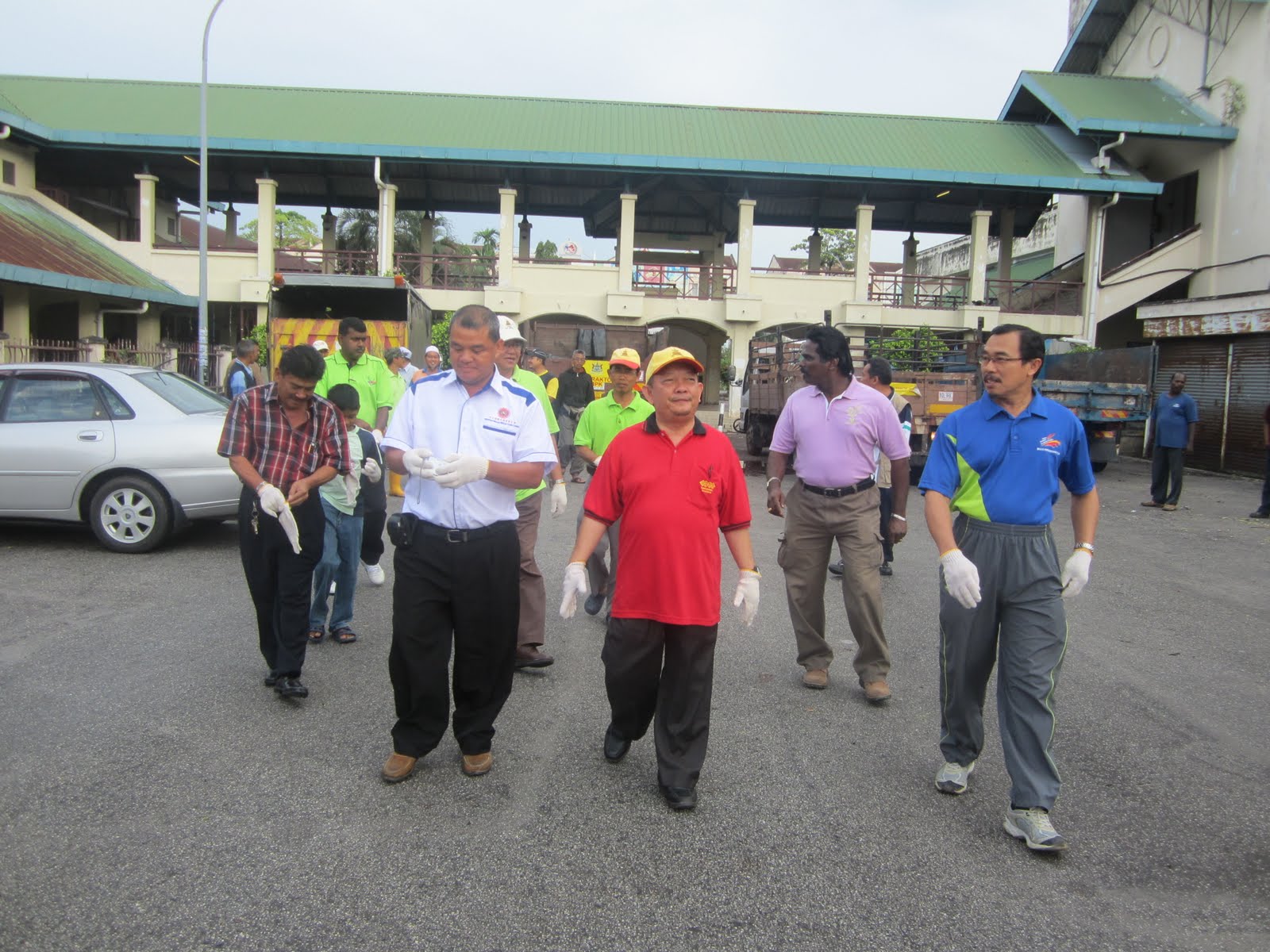KHIDMAT MERU: GOTONG ROYONG DI PASAR BESAR KLANG
