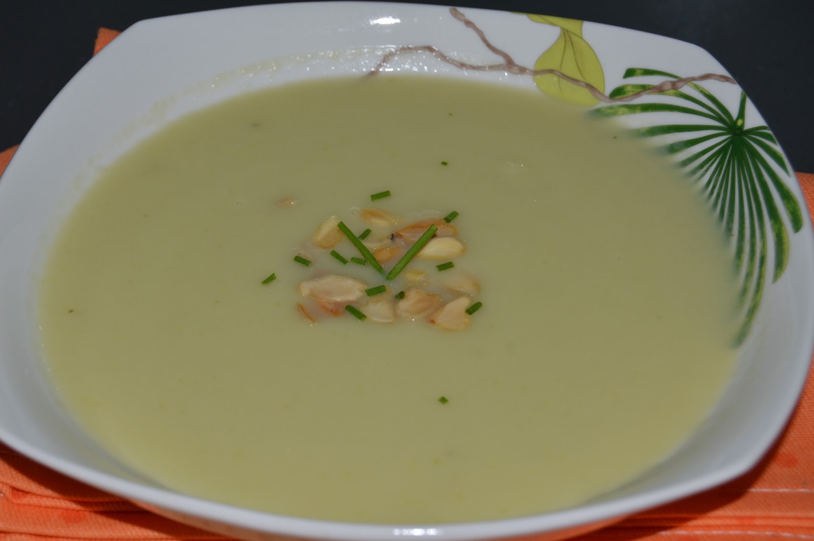 Bimby & Sabores da Vida: Sopa de Alho-Francês com Amêndoa Torrada