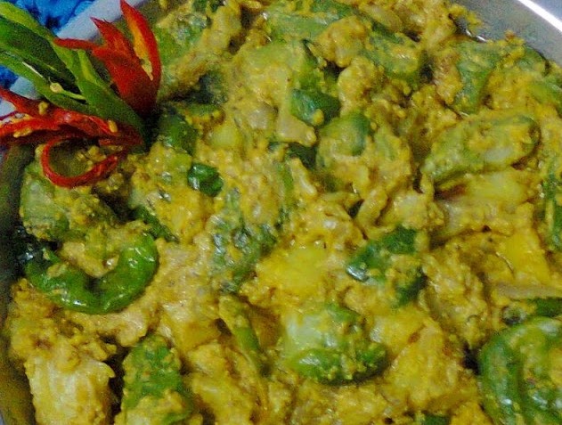 Bengali Recipe: Jhinge,Alu Posto (Ridge Gourd and Potato)