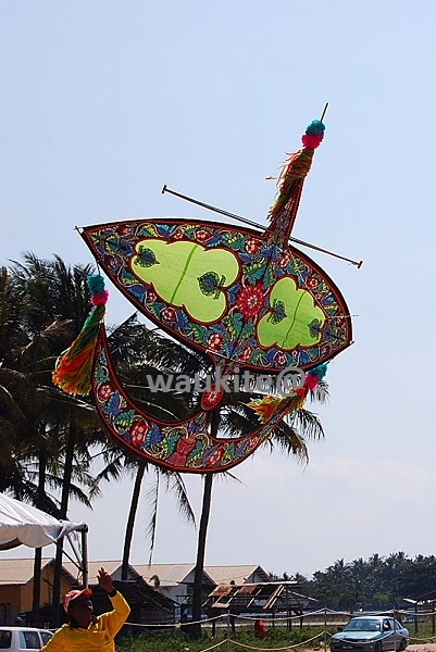 Wau & Kites: Types of Wau: Wau Bulan (Moon Kite)