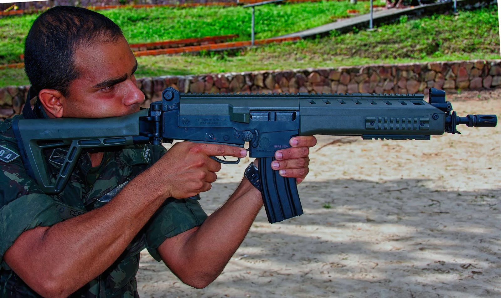 IMBEL - Fuzil de Assalto IMBEL IA2, calibre 5,56mm (Fotos: Roberto Caiafa)