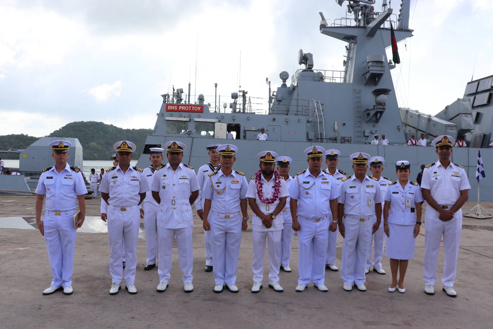 THAIDEFENSE-NEWS: รองเสนาธิการทัพเรือภาคที่ ๓ ให้การต้อนรับเรือ BNS ...