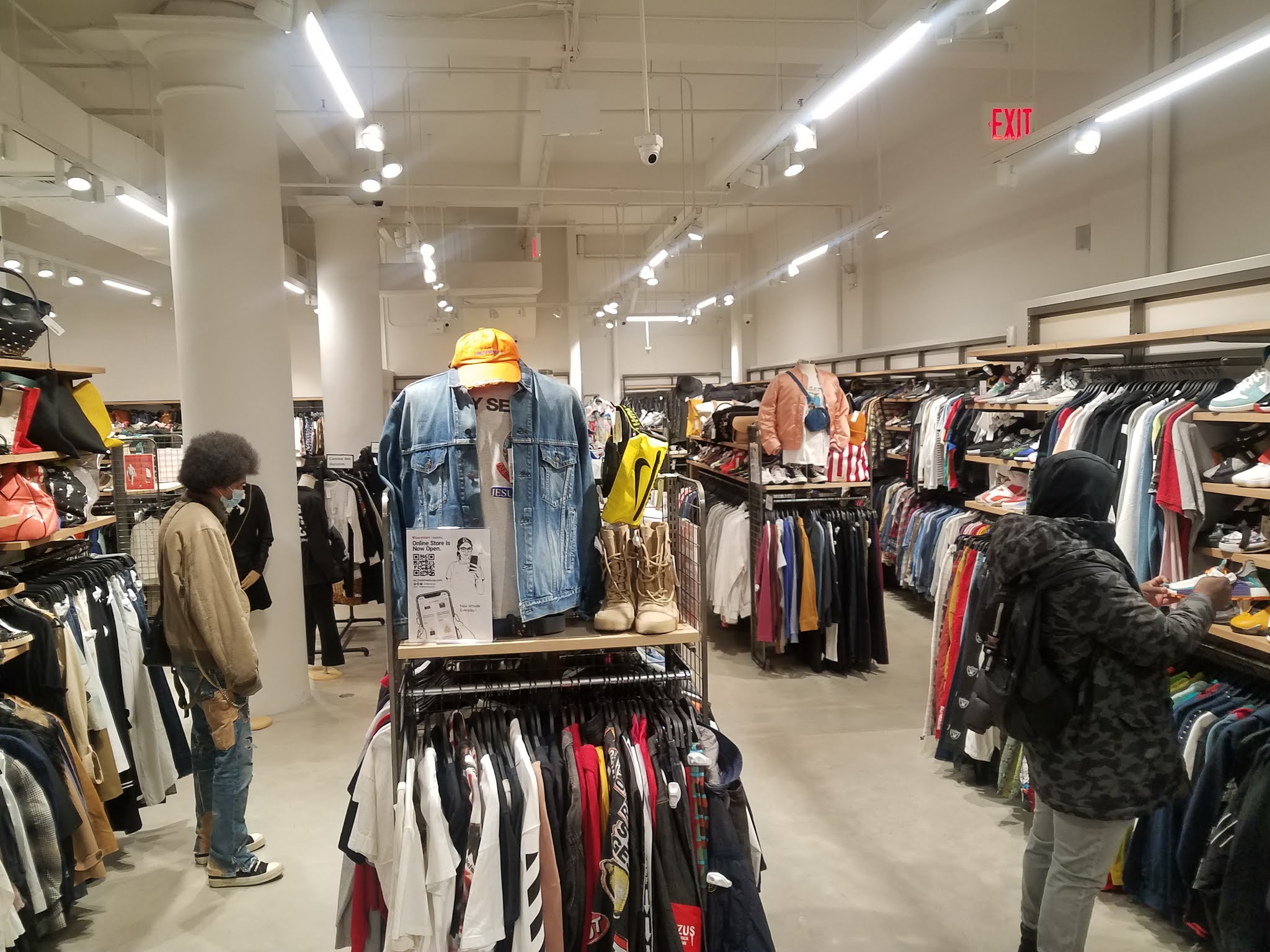 Second Hand Shopping with 2nd Street