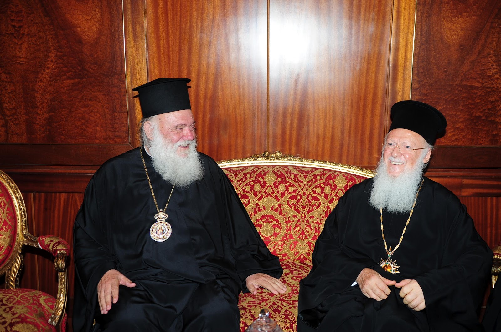 ΦΩΣ ΦΑΝΑΡΙΟΥ: Ο ΑΡΧΙΕΠΙΣΚΟΠΟΣ ΙΕΡΩΝΥΜΟΣ ΣΤΟ ΦΑΝΑΡΙ ΓΙΑ ΤΑ ΟΝΟΜΑΣΤΗΡΙΑ ...