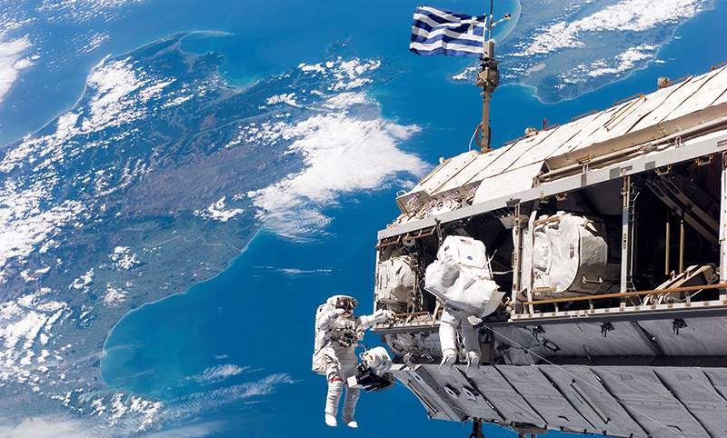 Συγκινητικό: Αστροναύτες ανέβασαν ελληνική σημαία στον διεθνή ...