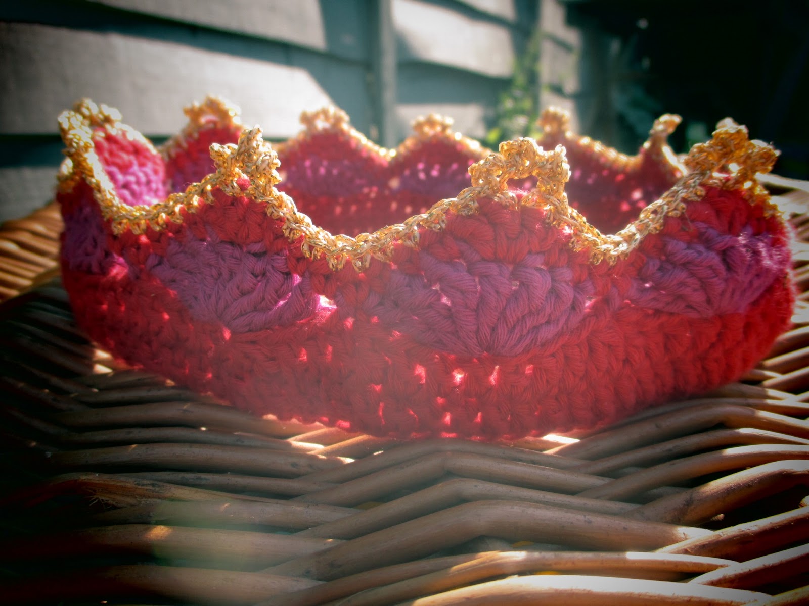 mrsbrownmakes...: Crocheted Crown - Free Pattern