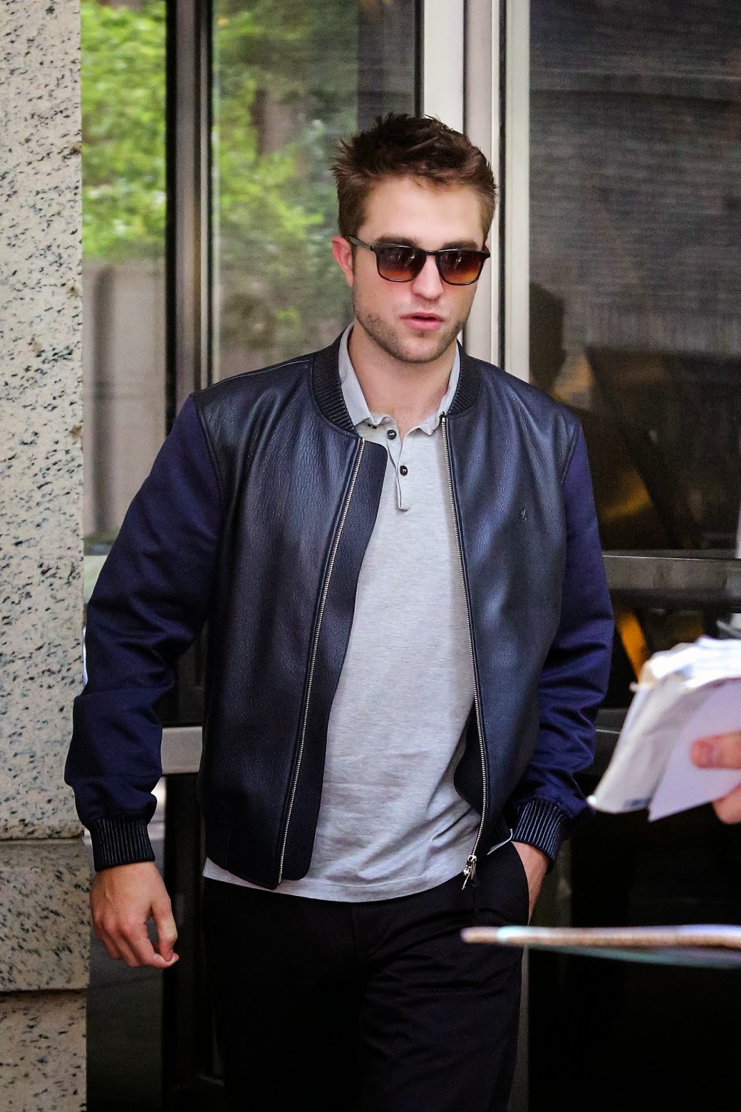 Robert Pattinson Life: New Pictures and Video Of Rob Out In NY - June 17th