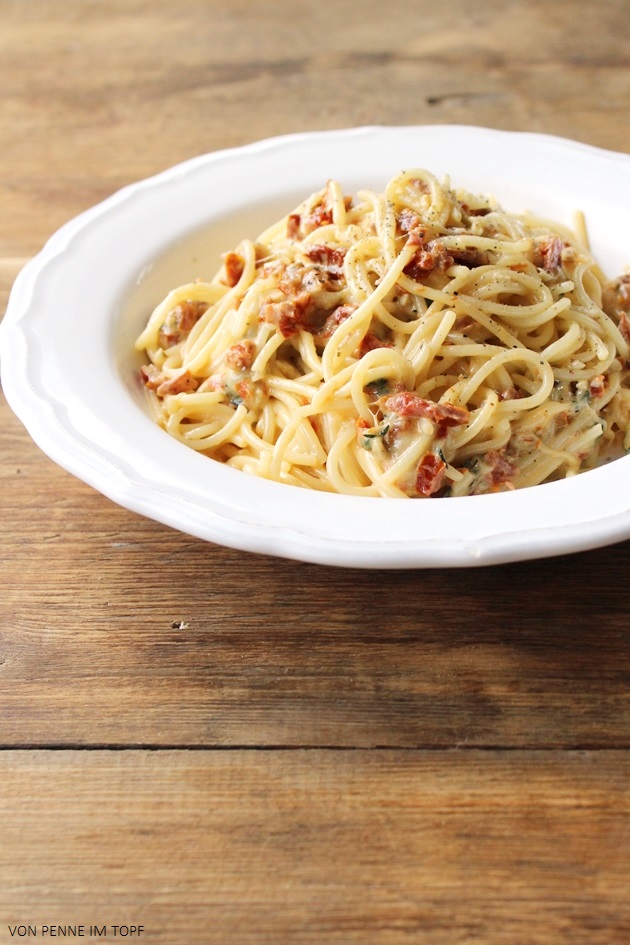 Spaghetti mit Mozzarella - Sauce und getrockneten Tomaten | Penne im ...