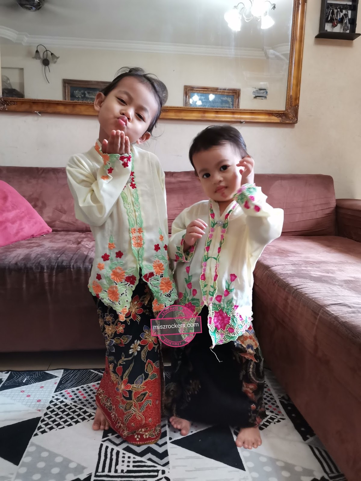 TEMA BAJU RAYA 2020 BERKEBAYA DAN BERKAIN BATIK | Ceritera Si Gadis Biru