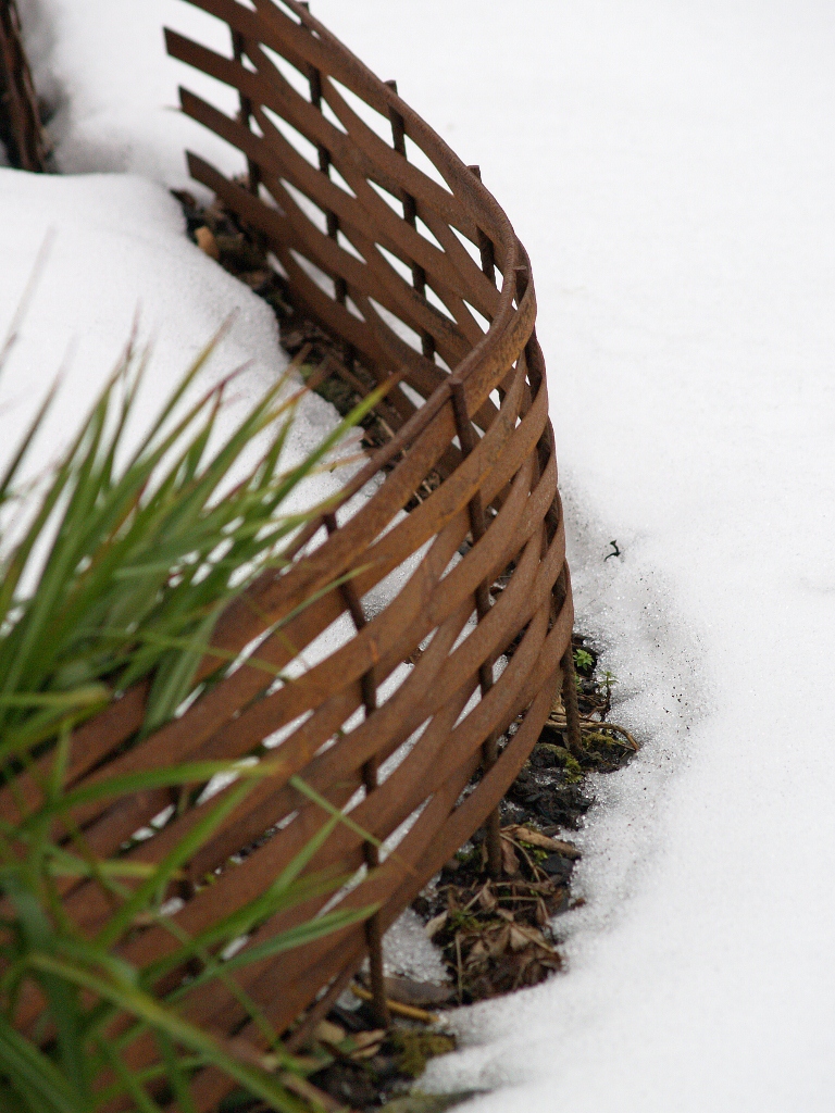 Glädjekällans Trädgårdsblogg: Rostiga rabattkanter, skärmar och ...