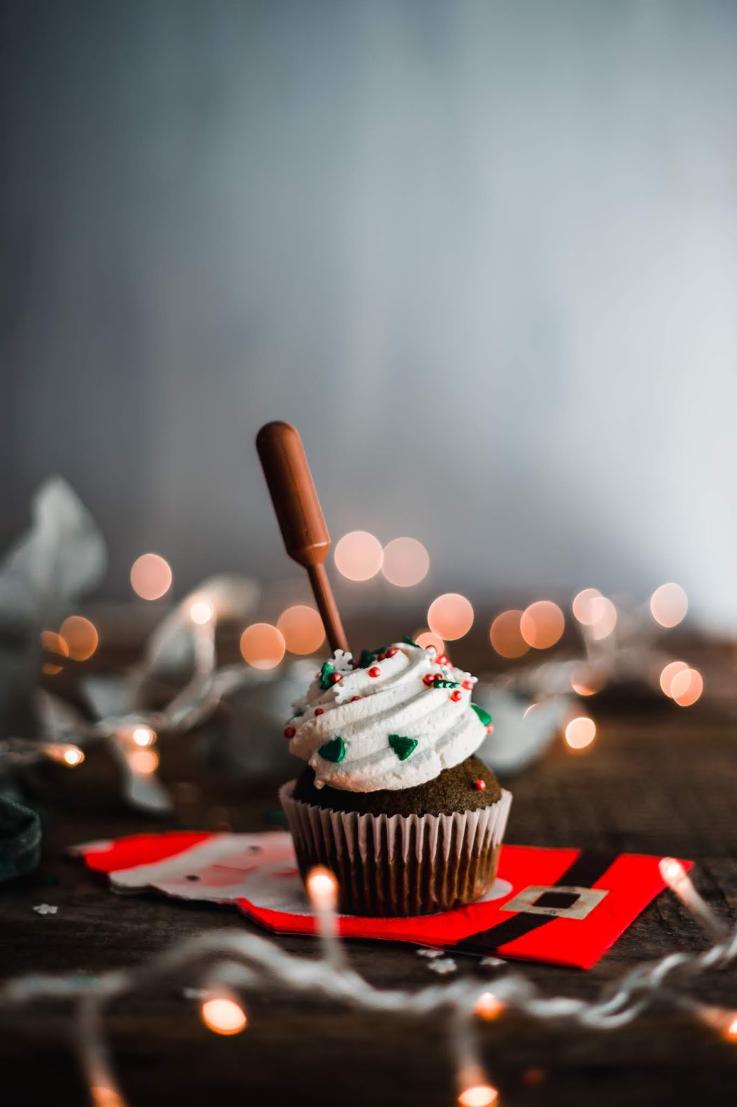 BAKE | ΣΟΚΟΛΑΤΕΝΙΑ CUPCAKES ΜΕ ΕΠΙΚΑΛΥΨΗ ΤΥΡΙ ΚΡΕΜΑ | OH MY DEER