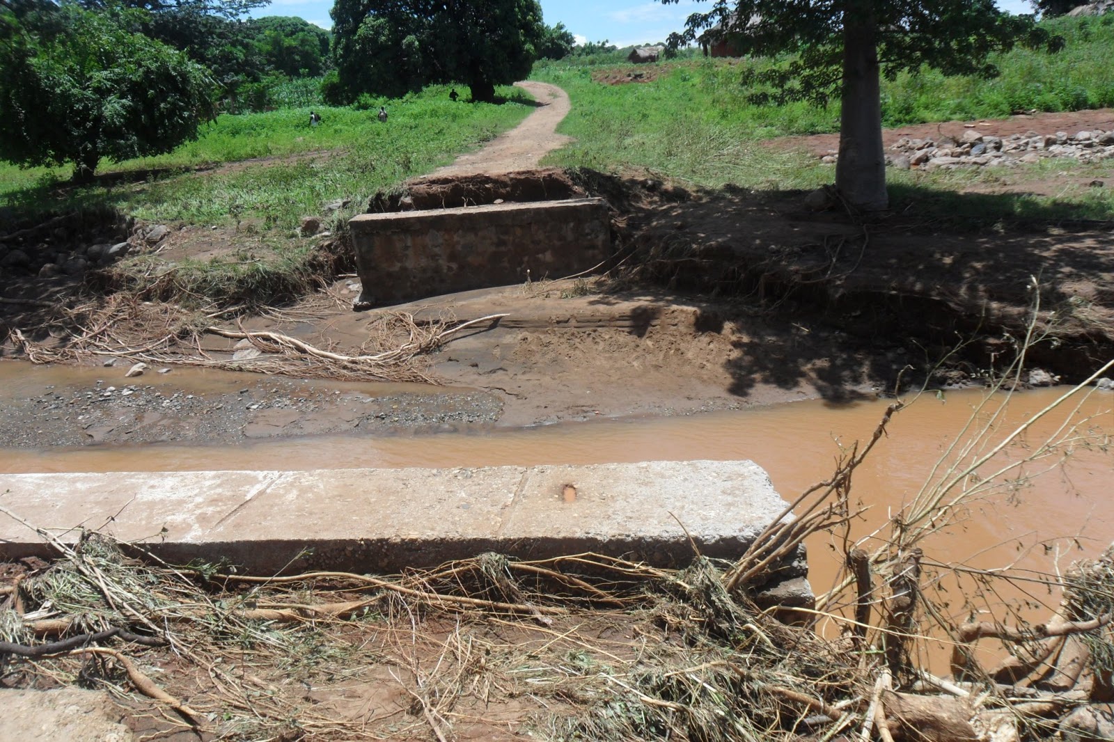 KARIBUNI NYASA: MVUA KUBWA YANG'OA MADARAJA BARABARA YA LITUHI-MBAMBA BAY