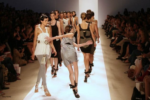 10 Outrageous Moment When Model Fall on the Catwalk | Diary Ifat