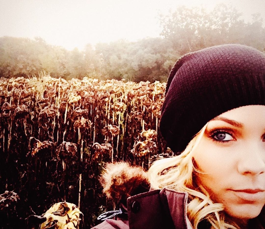 DC COMICS AND ARROWVERSE : Laura Vandervoort Samashing life insta style ...