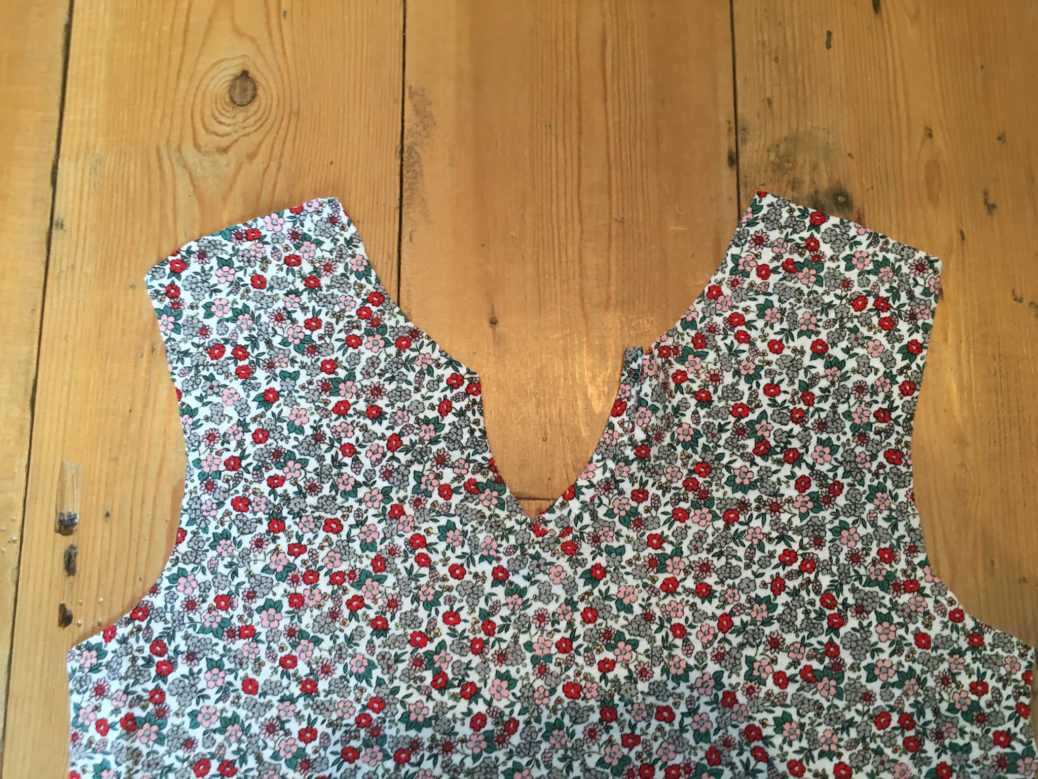 Lets Get Sewing: How to Sew a V-Notch Neckline