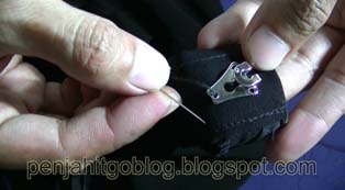 cara memasang kancing kait atau kancing hak yang di jahit pada ban ...
