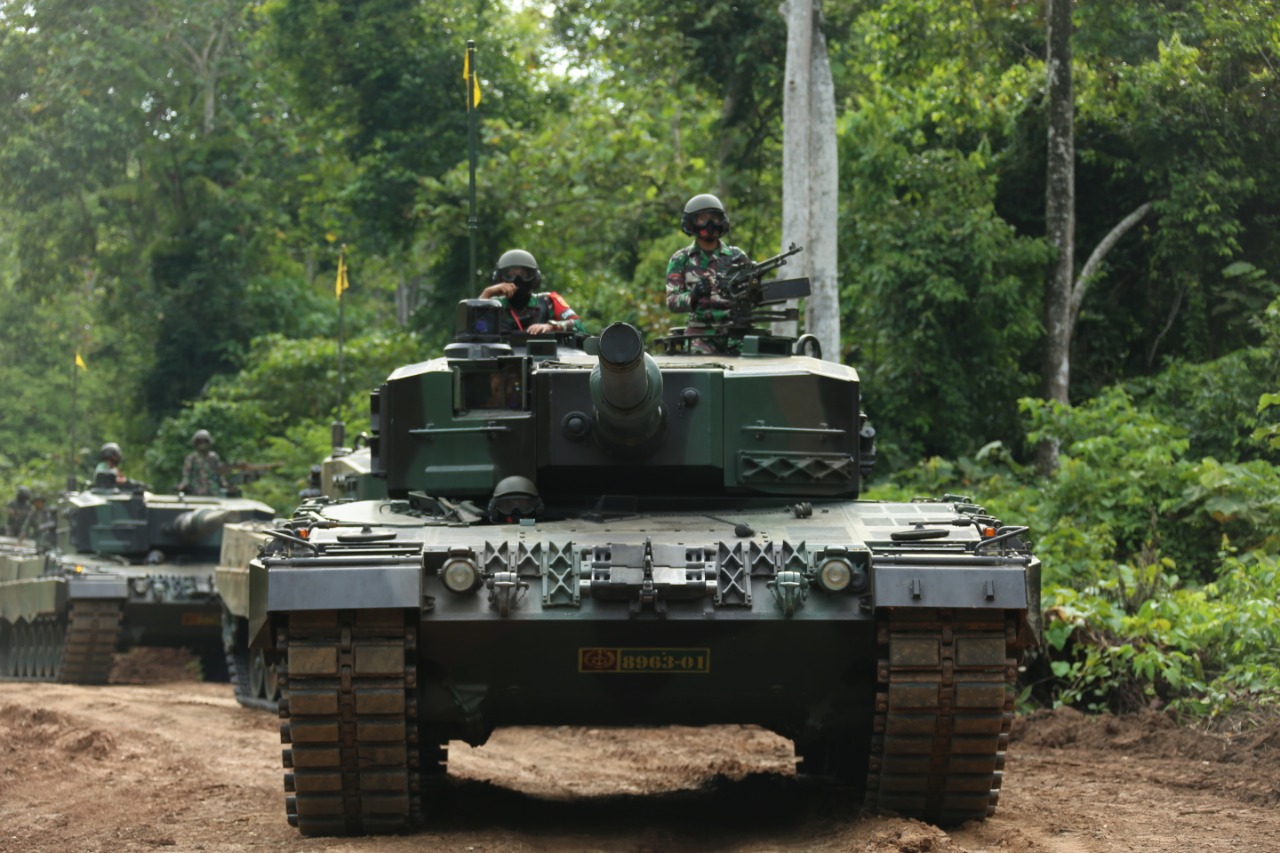 DEFENSE STUDIES: Tank Leopard Yonkav-8 Lancarkan Tembakan pada Latihan ...
