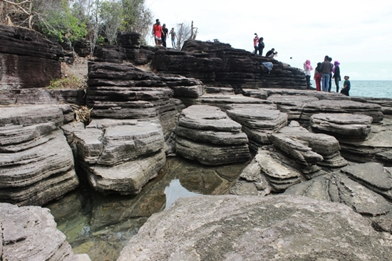 Pantai Batu Lapis Destinasi Tour Wisata Lampung Selatan ~ Elora Tour ...