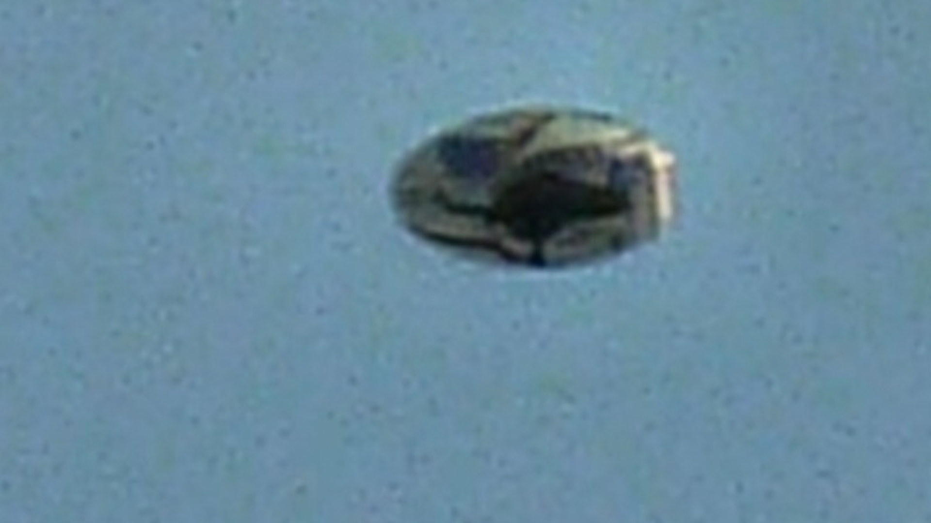 The Clearest Silver Metallic Flying Saucer Type "Disk" Over London ...