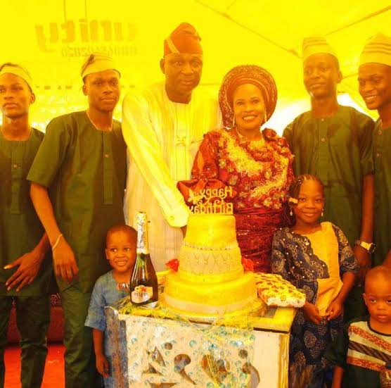 Family Photo of Fireboy DML with his parents and siblings, brothers