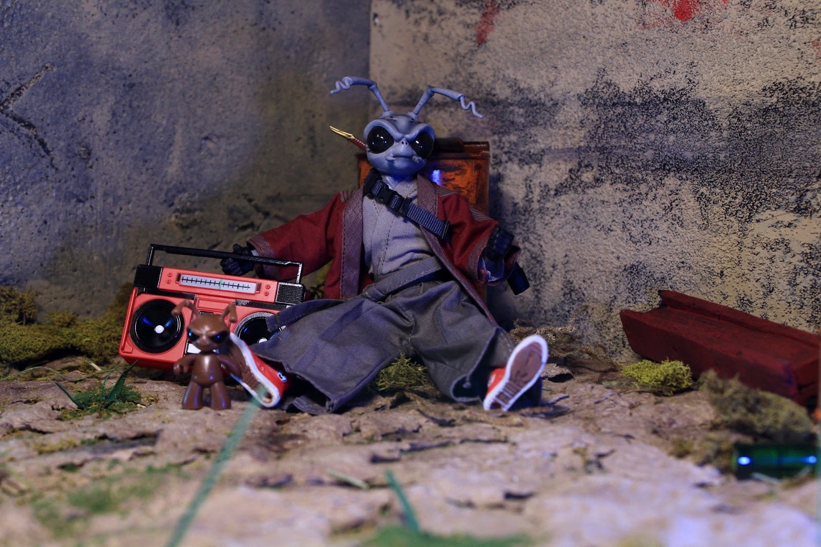 CobraShadowJoes: Mezco Toyz Exclusive Lone Roach and Grub Figure Review