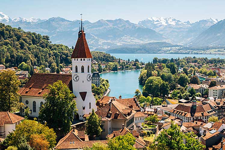 Un pueblo suizo ofrece 70 mil euros para las familias que vayan a vivir ...
