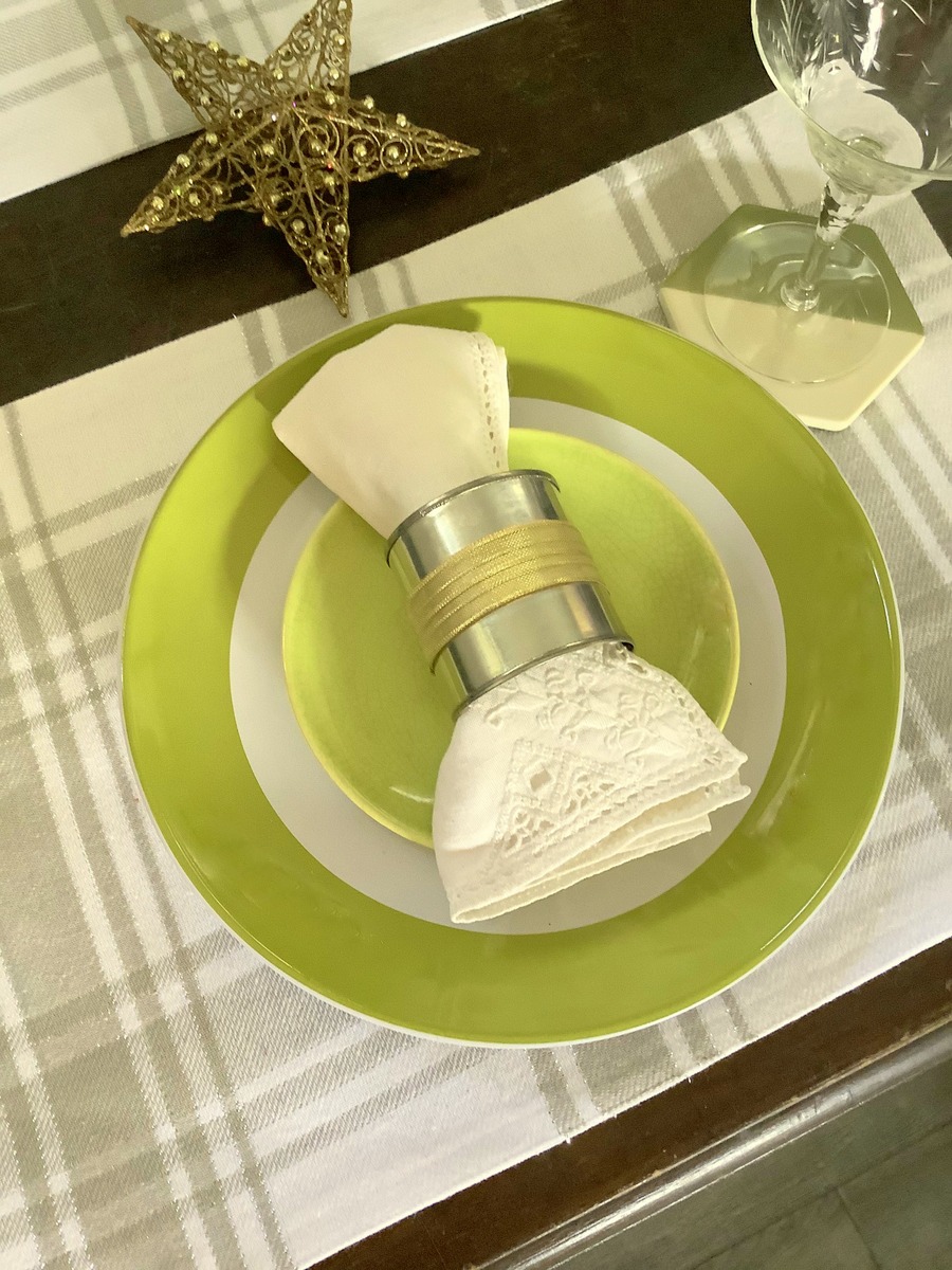 Stage Holiday Tables with These Festive But Frugal Place Settings | DIY ...