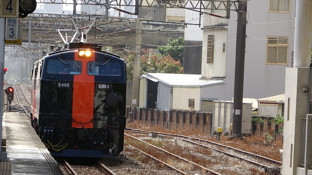 Blair's 鐵道攝影: 鳴日號機車頭 E405電力機車 / TRA Future E405 Electric locomotive