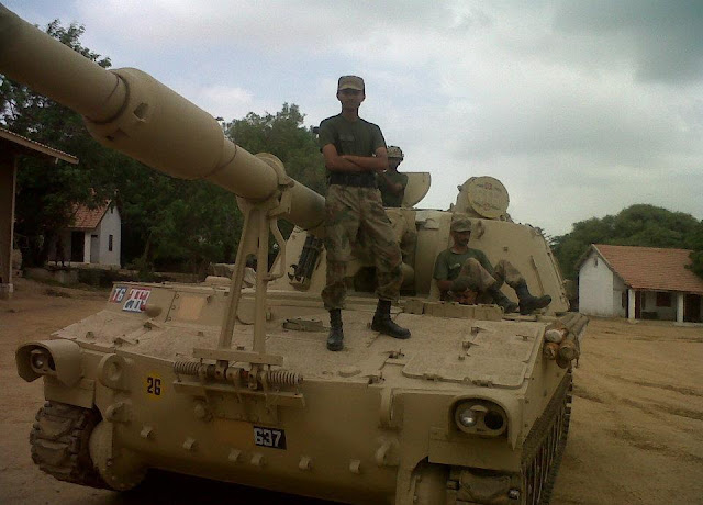 Pakistan Army Soldier Standing On a Tank - All About Pakistan Army, Air ...