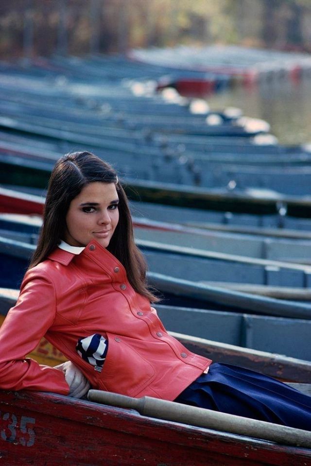 40 Beautiful Portrait Photos of Ali MacGraw in the 1960s and Early ’70s ...