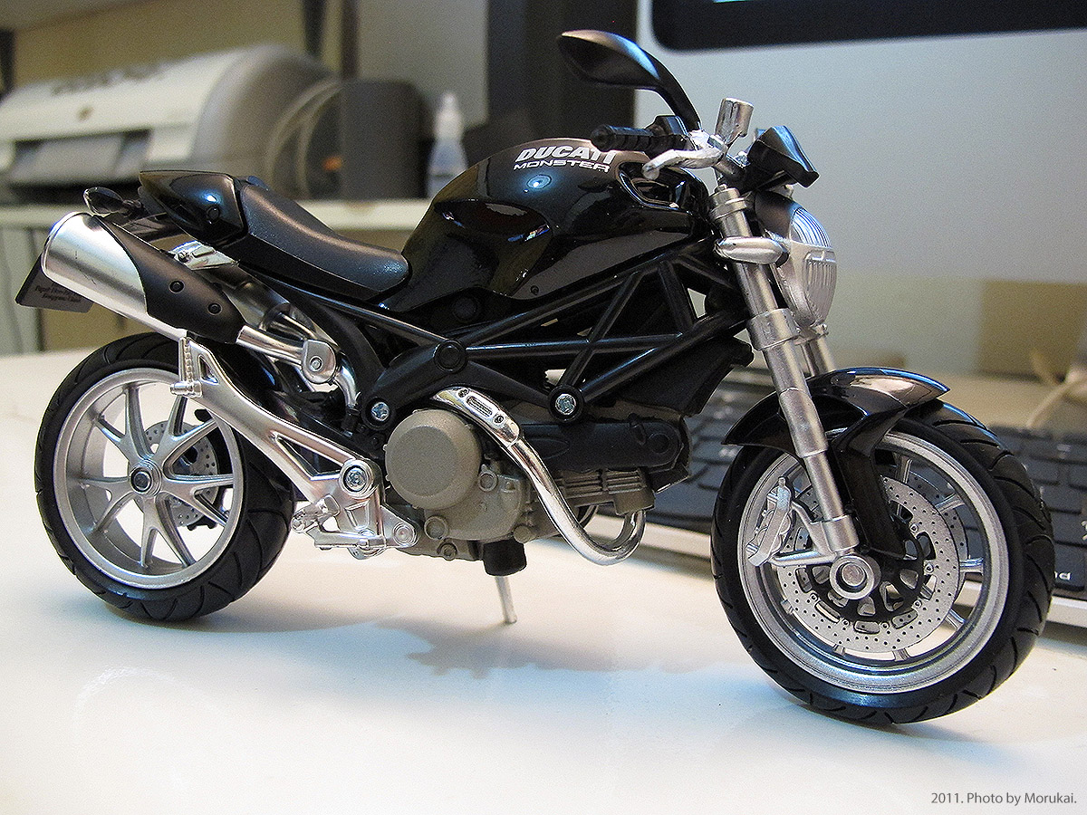DUCATI MONSTER 1100 (SCALE MODEL)