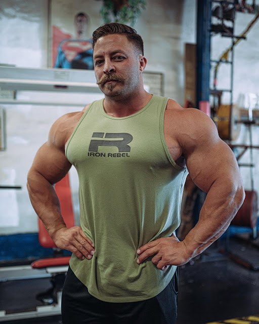 Muscle Lover: American IFBB Pro bodybuilder Luke Carroll