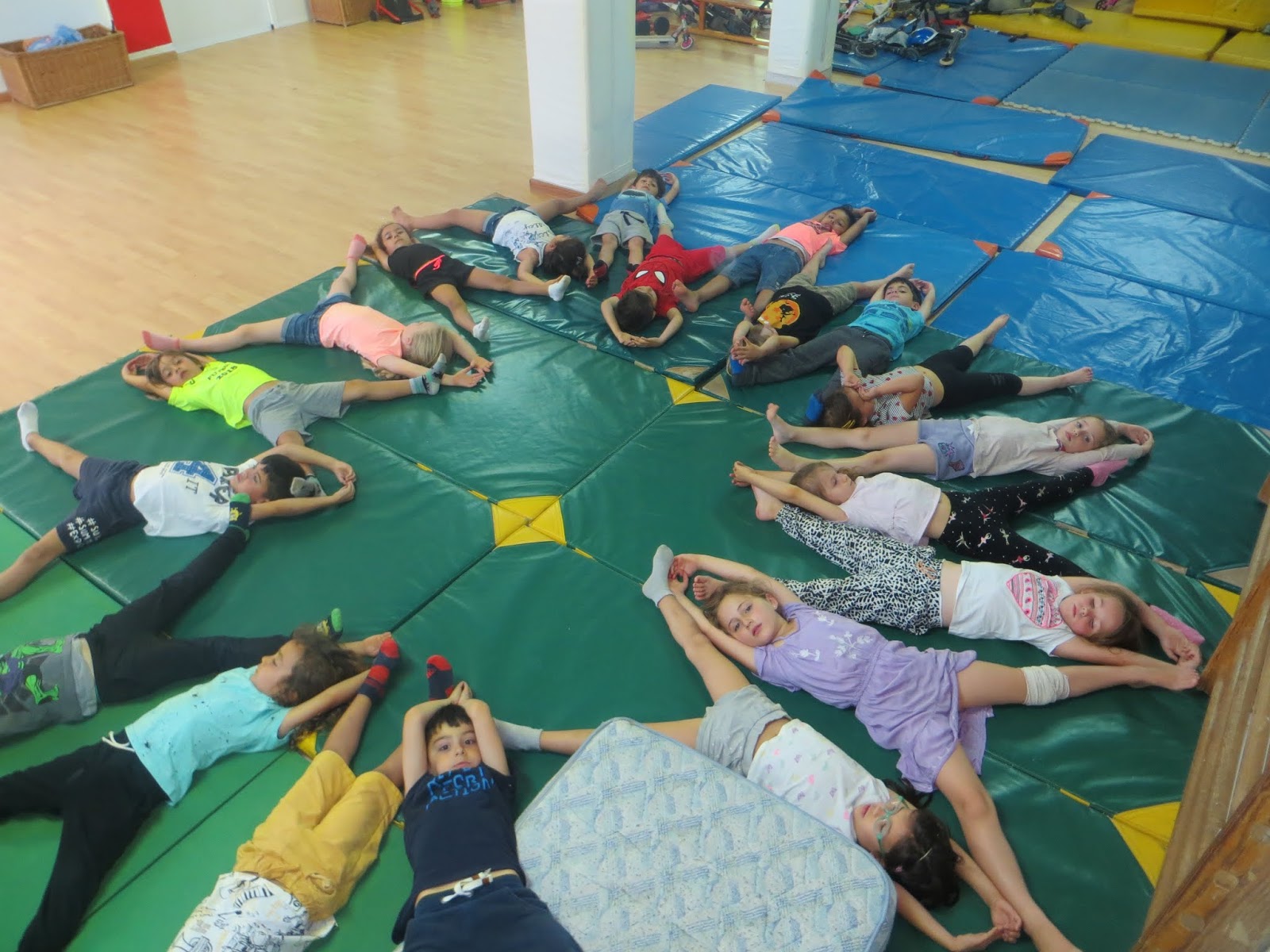 Bloc d´aula 5 anys: ELS CAVALLETS DE MAR: PORTES OBERTES I MATALÁS INFLABLE